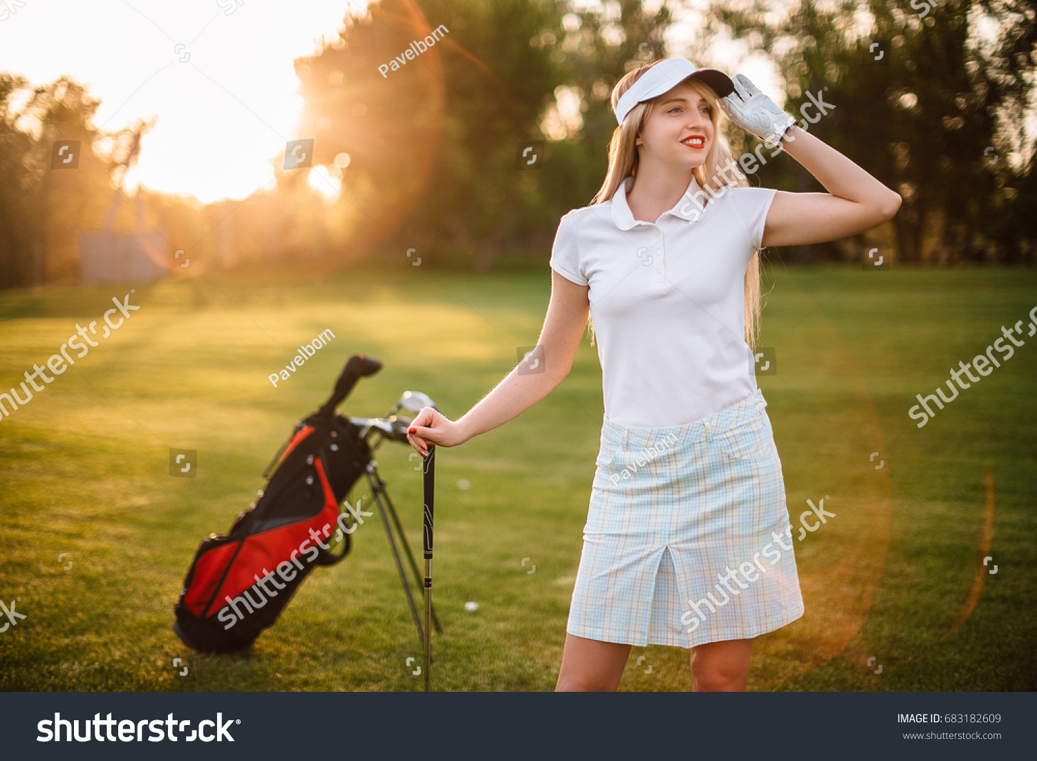 Attractive smiling golfer girl in gear clings to the cap. Golf Club._站酷 ...
