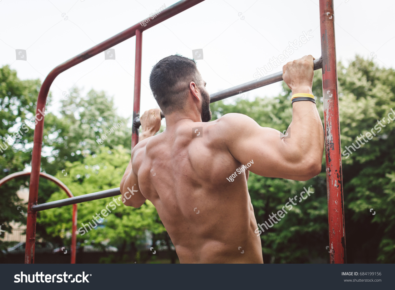 Athletic build man doing workout outdoor_站酷海洛_正版图片_视频_字体_音乐素材交易平台_站酷旗下品牌