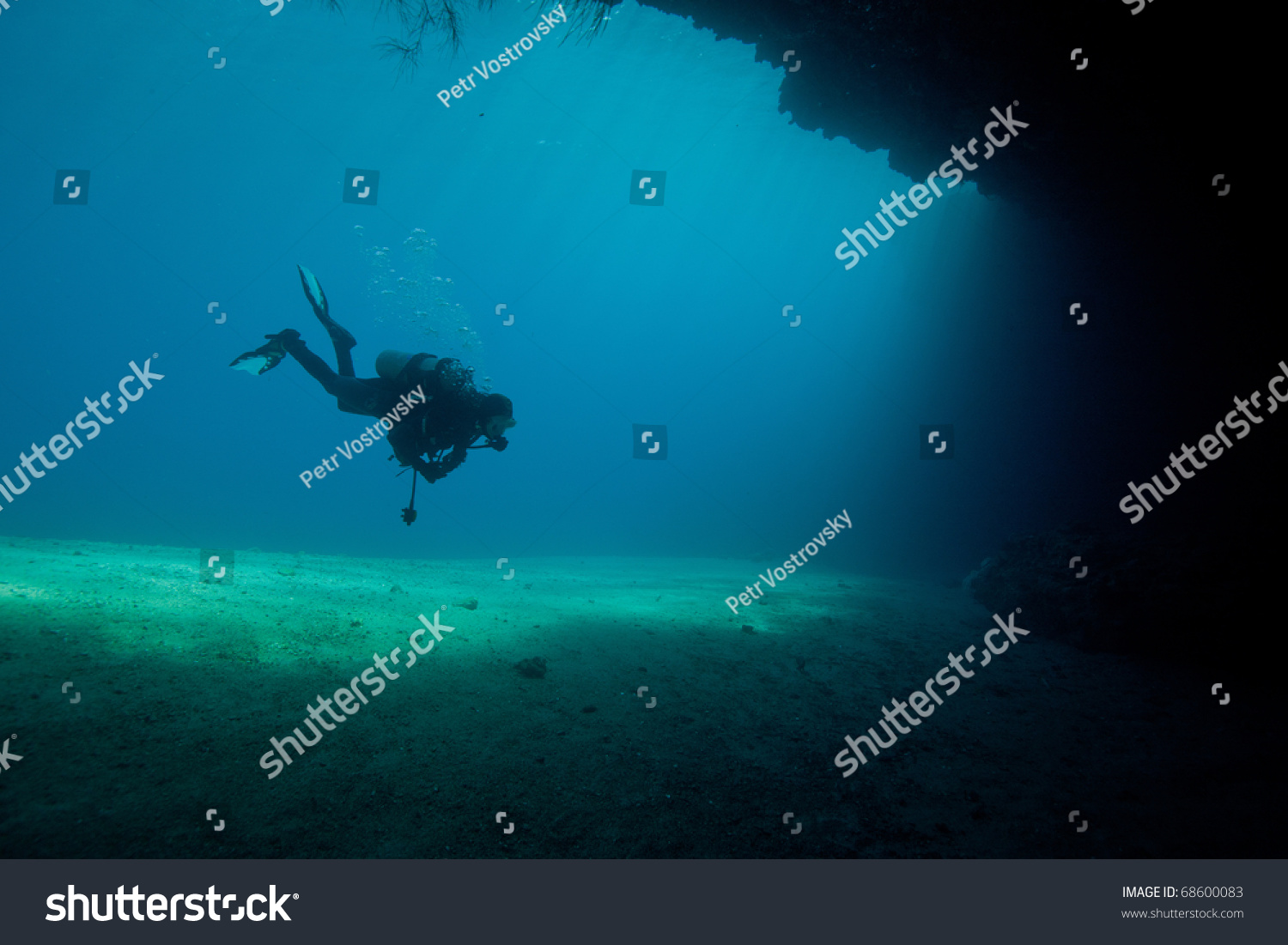 Diver approaching cave_站酷海洛_正版图片_视频_字体_音乐素材交易平台_站酷旗下品牌