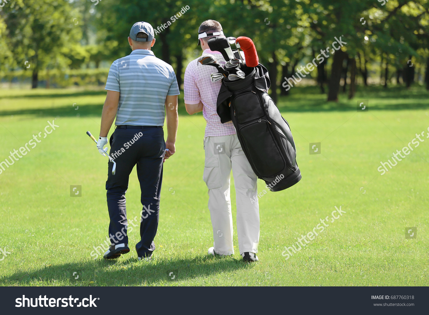 Young men on golf course in sunny day_站酷海洛_正版图片_视频_字体_音乐素材交易平台_站酷旗下品牌