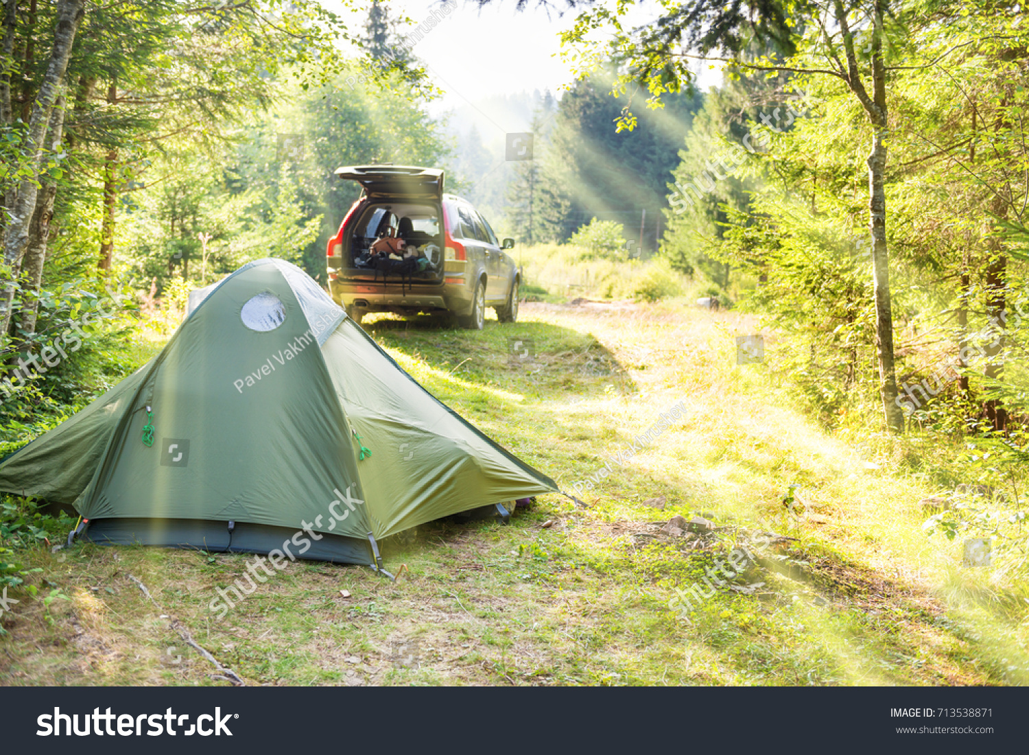 Cozy camping on green sunny lawn with tent and a car_站酷海洛_正版图片_视频_字体_音乐素材交易平台_站酷旗下品牌