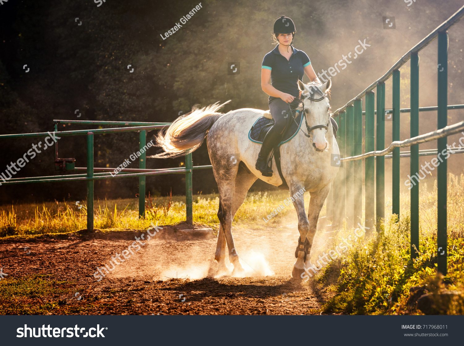 Woman riding a horse in sand dust on paddock_站酷海洛_正版图片_视频_字体_音乐素材交易平台_站酷旗下品牌
