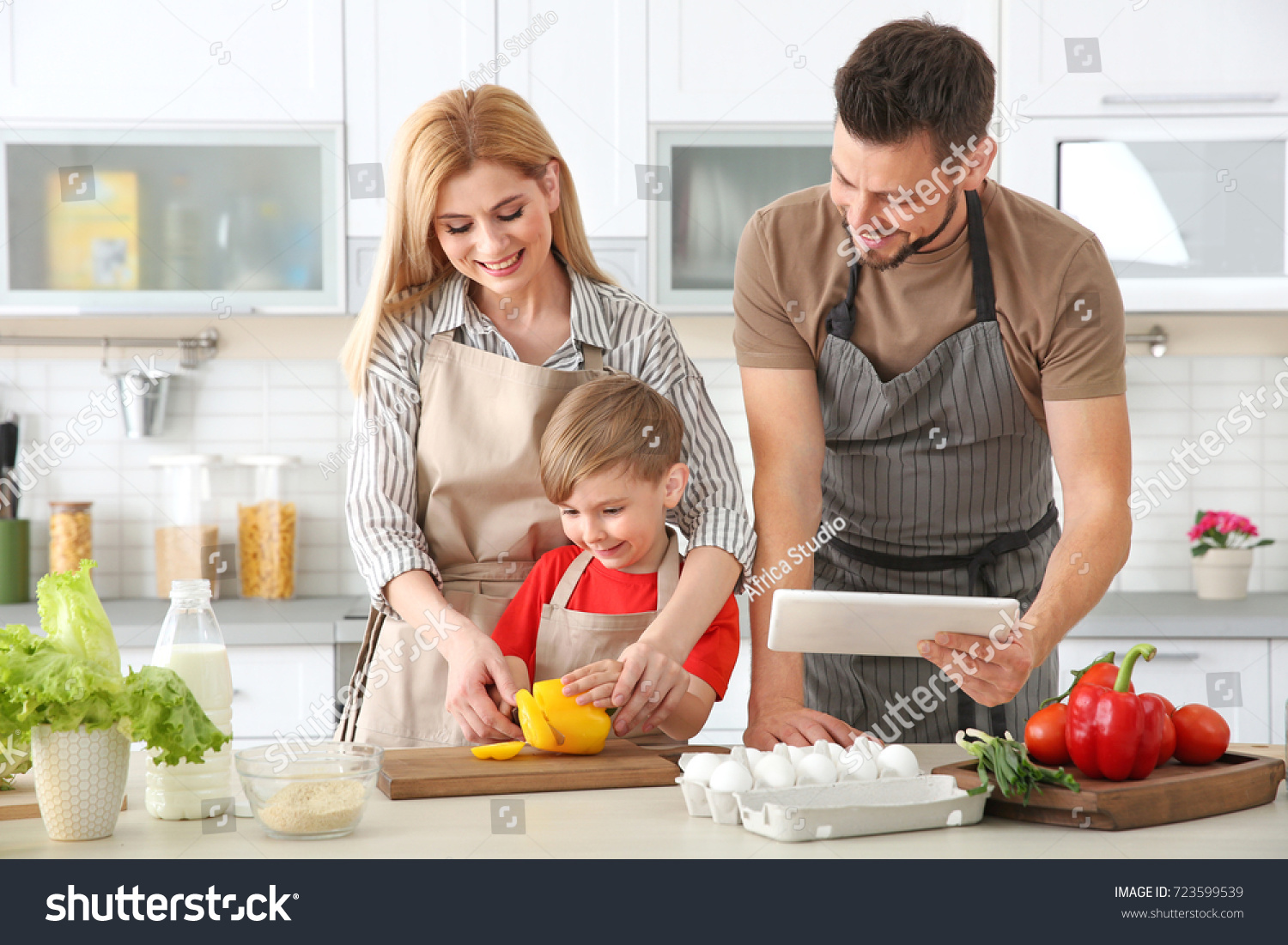 Family cooking in kitchen. Cooking classes concept_站酷海洛_正版图片_视频_字体_音乐素材 ...