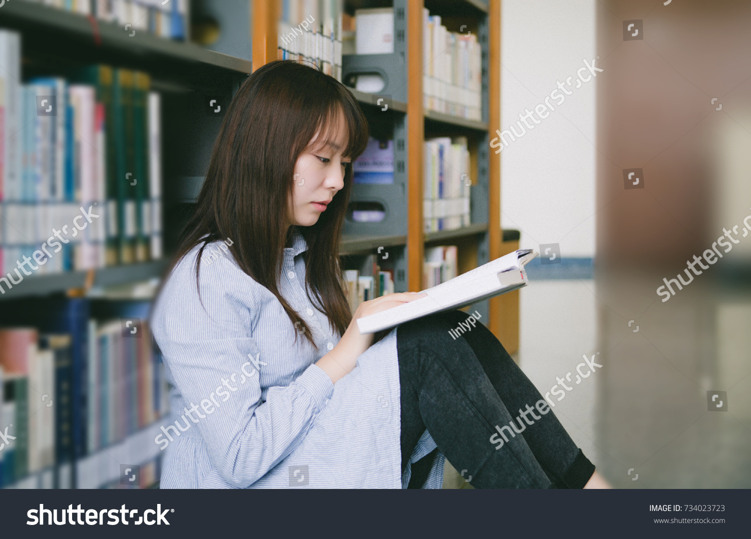 Beautiful asian girls reading in the library_站酷海洛_正版图片_视频_字体_音乐素材交易平台_站酷旗下品牌