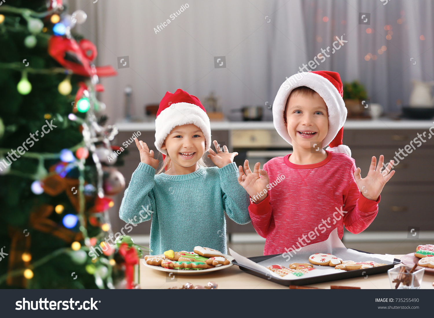 Cute children with Christmas cookies in kitchen_站酷海洛_正版图片_视频_字体_音乐素材交易 ...