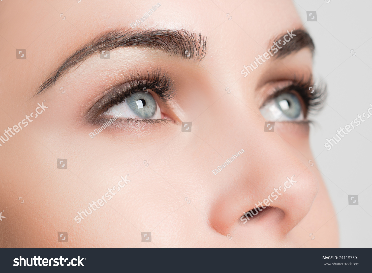 closeup staring female blue eyes with long lashes_站酷海洛_正版图片_视频_字体_音乐素材 ...