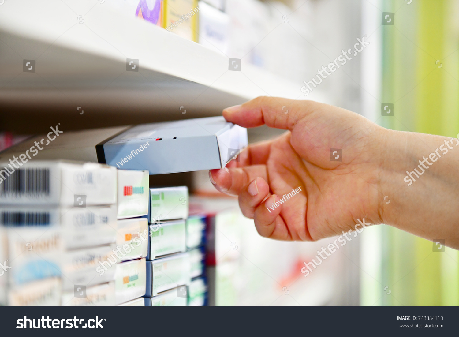 Closeup pharmacist hand holding medicine box in pharmacy drugstore._站酷海 ...