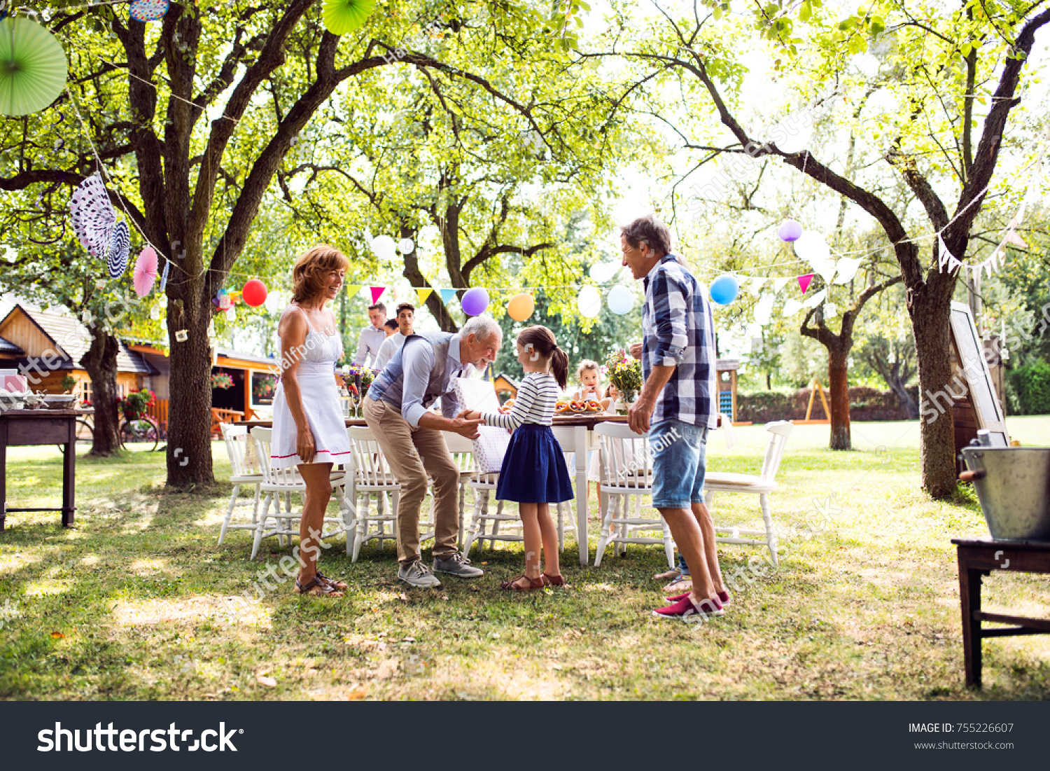 Family celebration or a garden party outside in the backyard._站酷海洛_正版图片_视频_字体_音乐素材交易平台_站酷旗下品牌