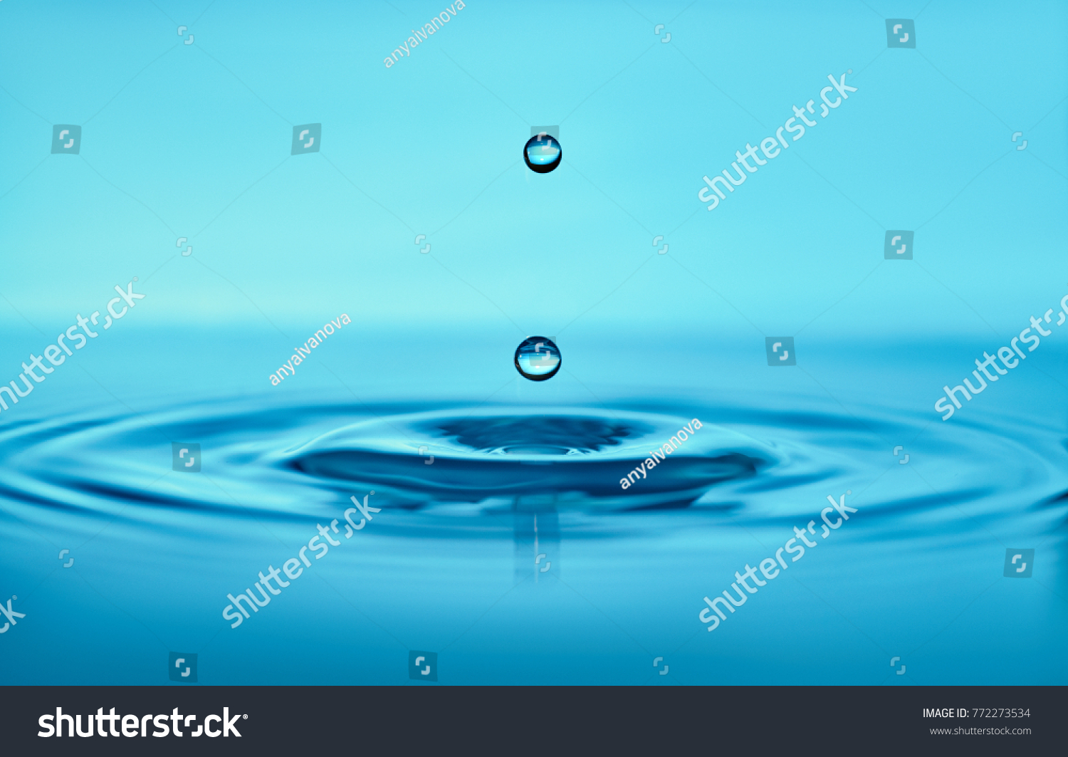 Drops falling in the water close-up_站酷海洛_正版图片_视频_字体_音乐素材交易平台_站酷旗下品牌