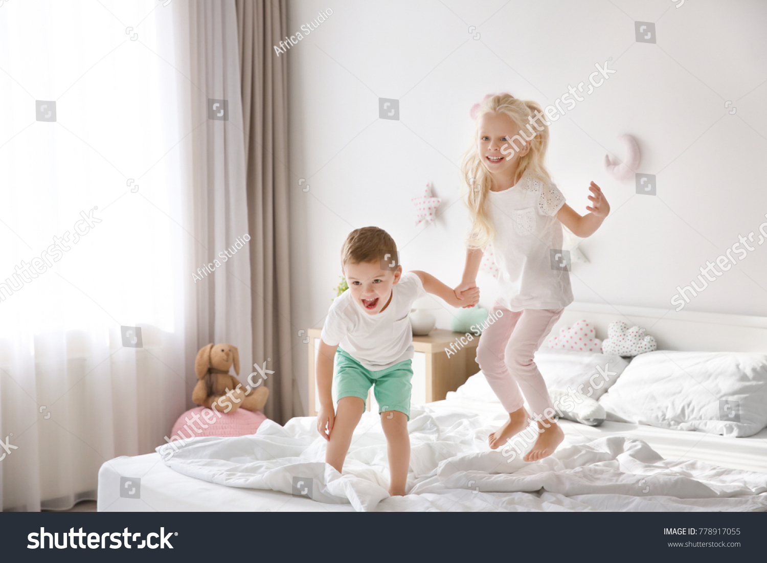 Cute little children jumping on bed at home_站酷海洛_正版图片_视频_字体_音乐素材交易平台_站酷旗下品牌