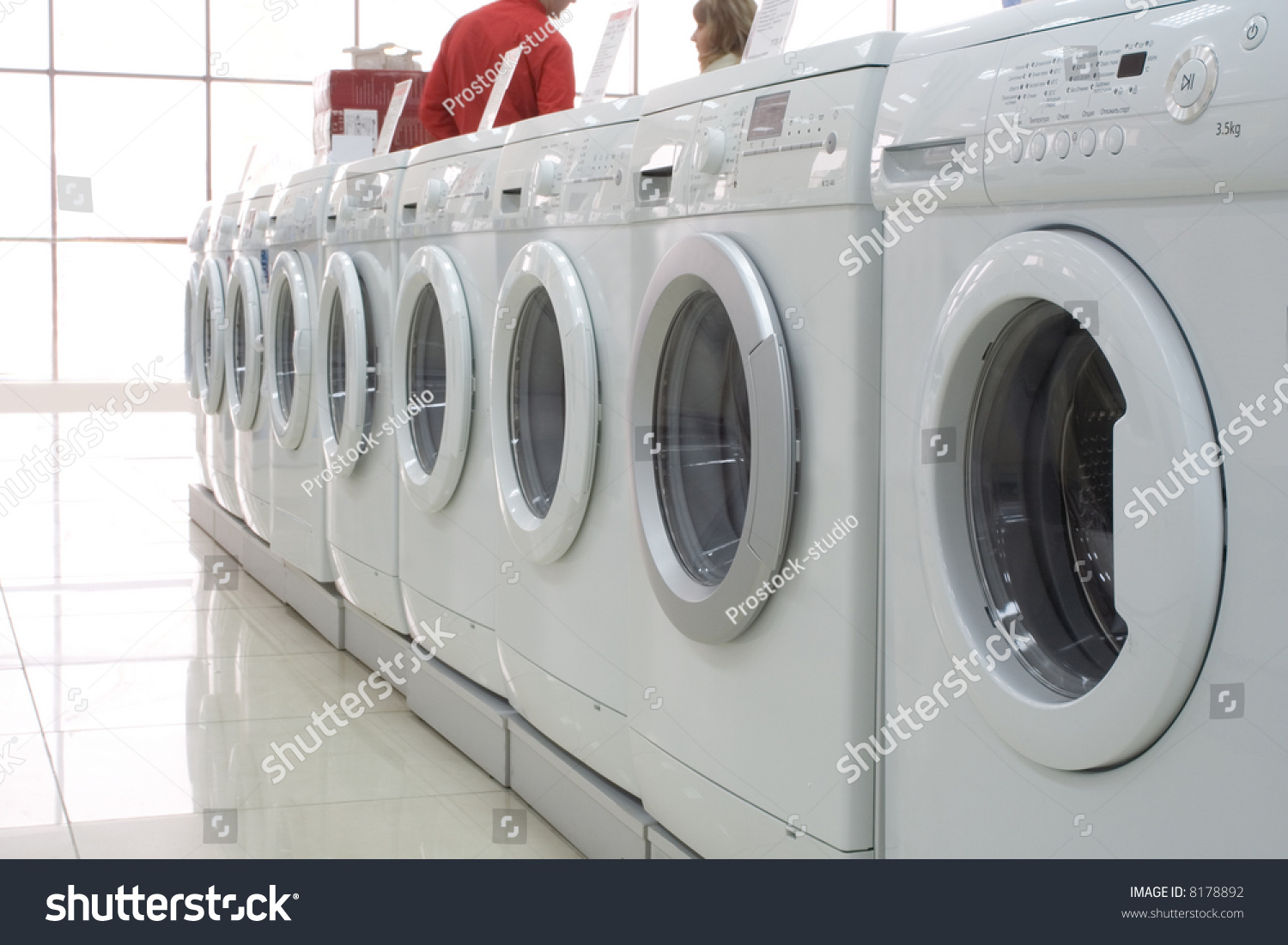 Rows of washing machines in a store _站酷海洛_正版图片_视频_字体_音乐素材交易平台_站酷旗下品牌