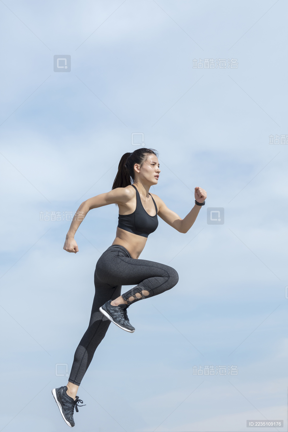 年轻女子在蓝天下跑步锻炼_站酷海洛_正版图片_视频_字体_音乐素材交易平台_站酷旗下品牌