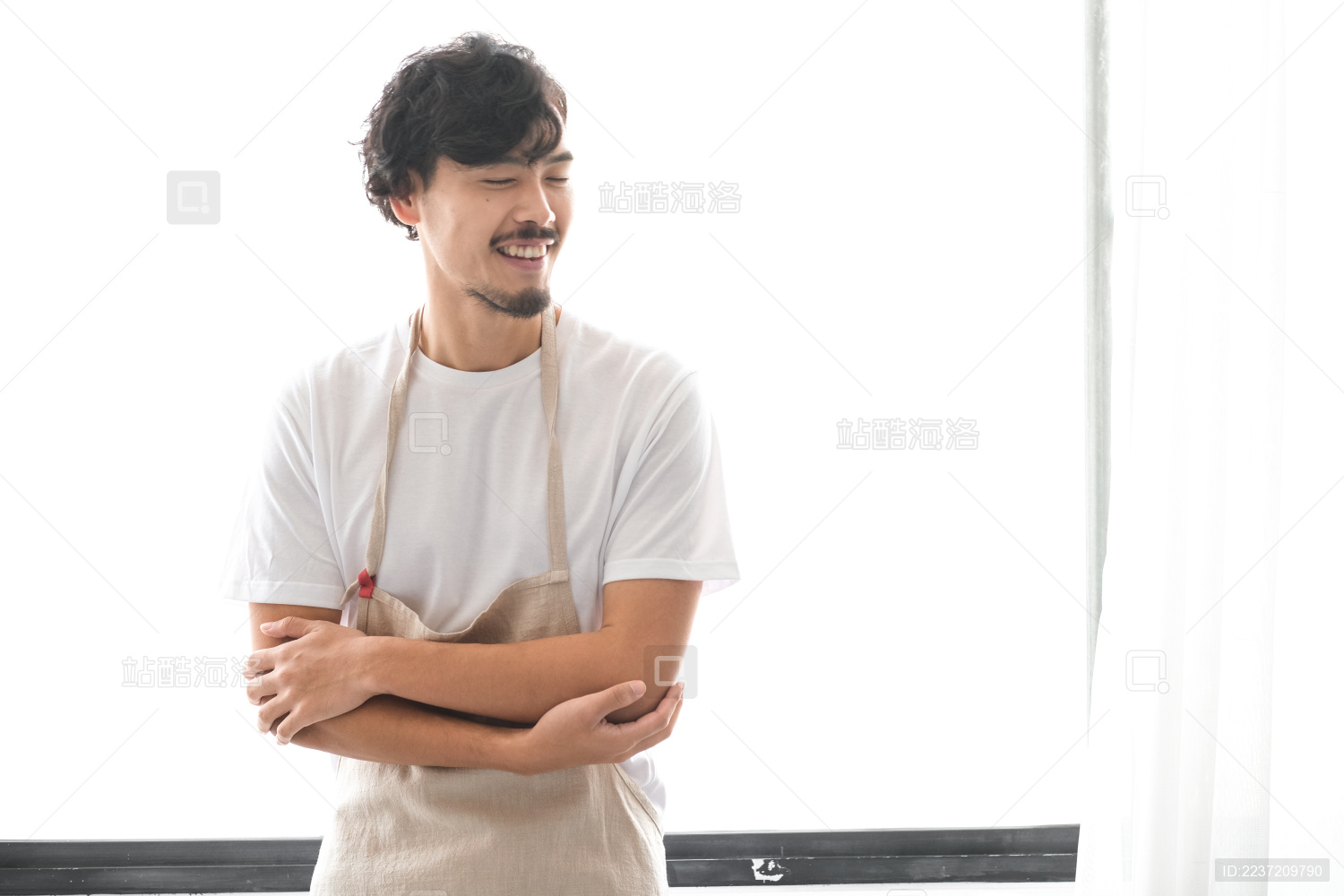 一位青年男子在厨房_站酷海洛_正版图片_视频_字体_音乐素材交易平台_站酷旗下品牌