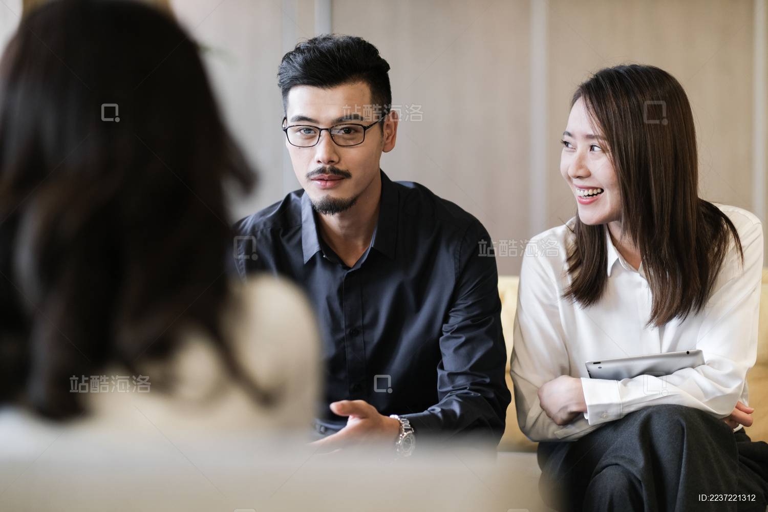 年轻的商务人士在交流_站酷海洛_正版图片_视频_字体_音乐素材交易平台_站酷旗下品牌
