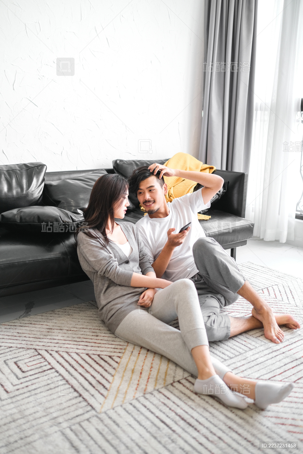 一对年轻的情侣在客厅玩闹_站酷海洛_正版图片_视频_字体_音乐素材交易平台_站酷旗下品牌