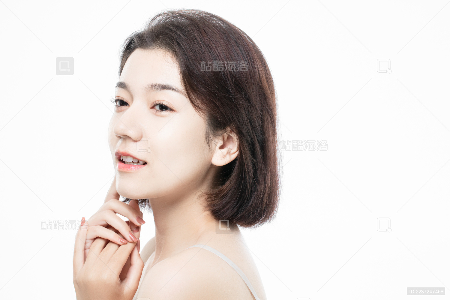 白背景下的中国年轻女性_站酷海洛_正版图片_视频_字体_音乐素材交易平台_站酷旗下品牌