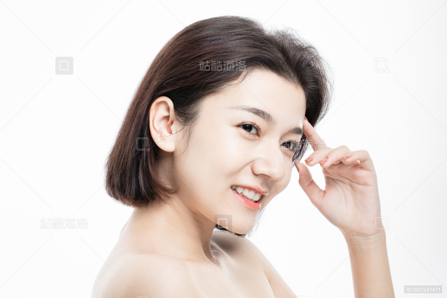 白背景下的中国年轻女性_站酷海洛_正版图片_视频_字体_音乐素材交易平台_站酷旗下品牌