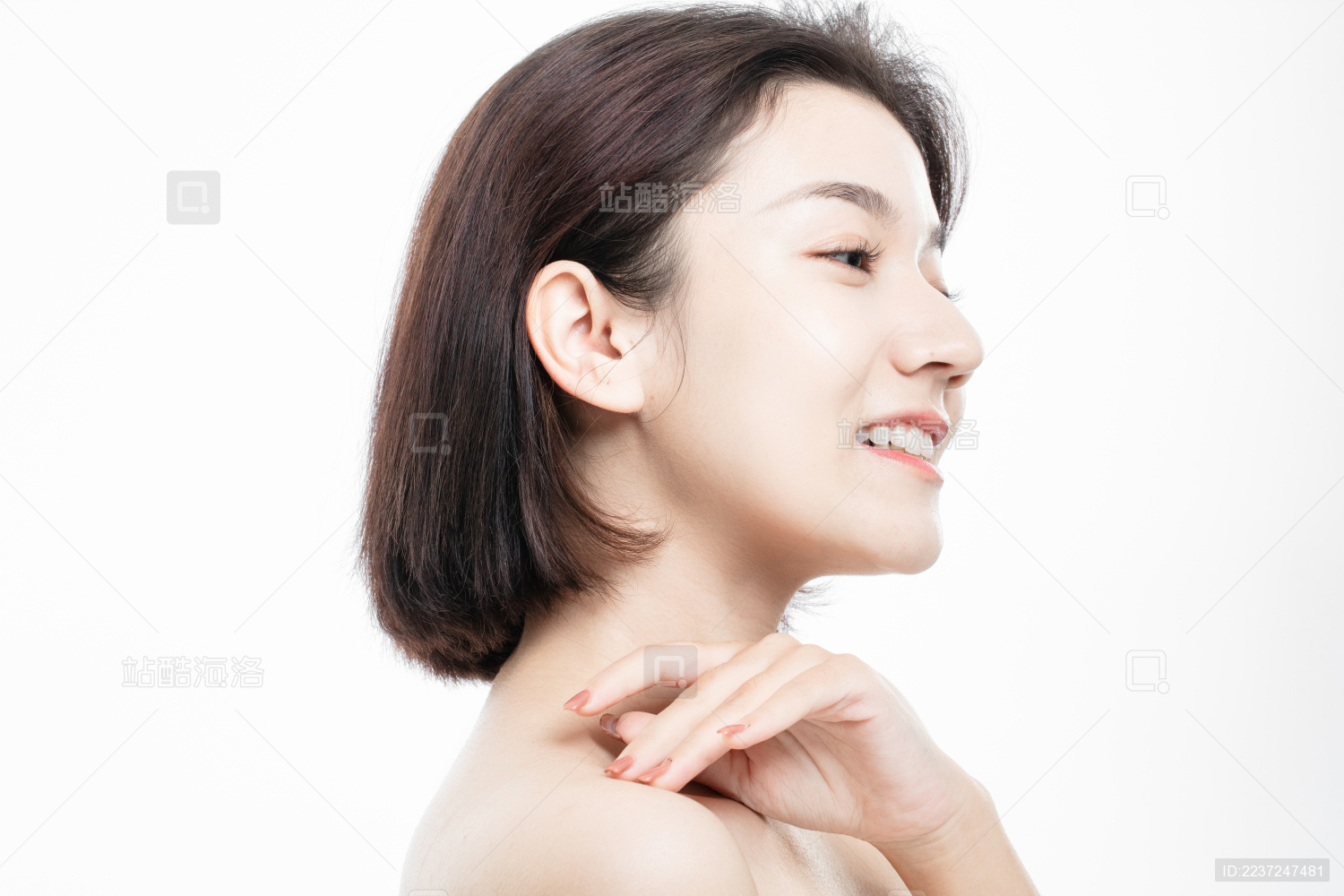 白背景下的中国年轻女性_站酷海洛_正版图片_视频_字体_音乐素材交易平台_站酷旗下品牌