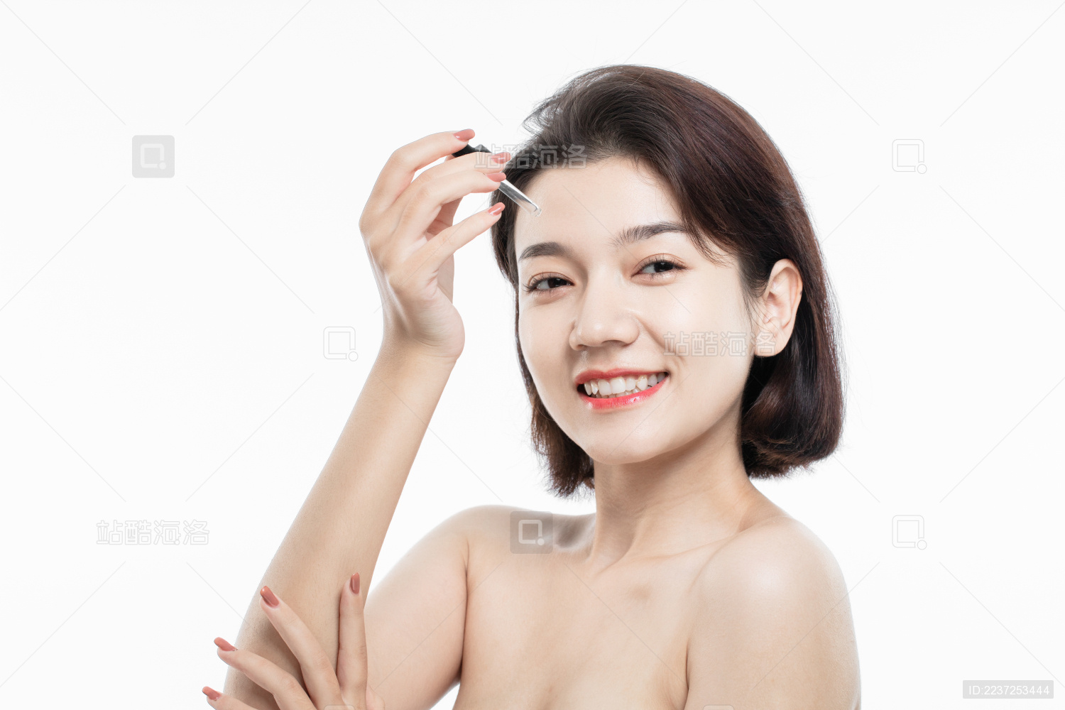 白背景下的中国年轻女性_站酷海洛_正版图片_视频_字体_音乐素材交易平台_站酷旗下品牌