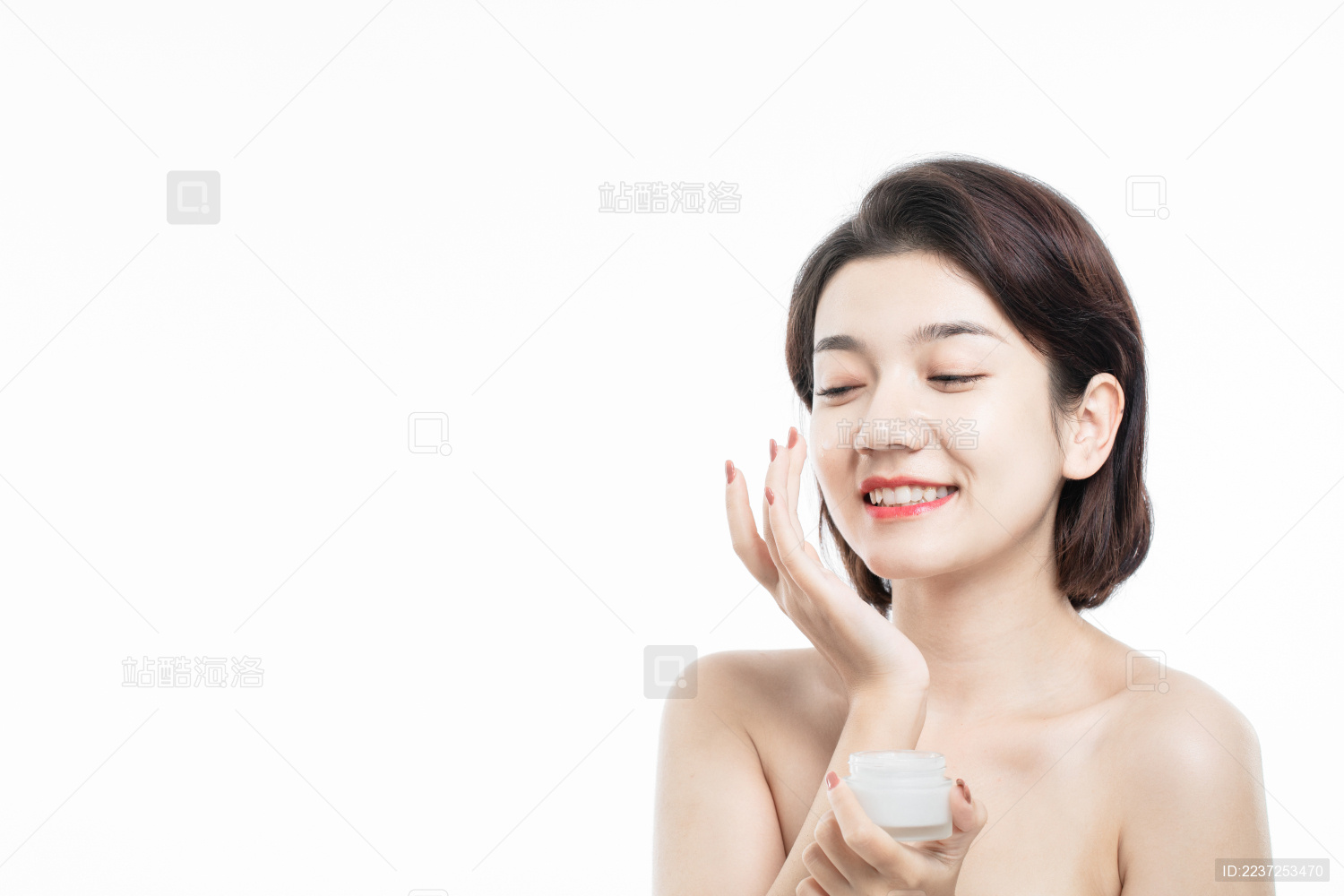 白背景下的中国年轻女性_站酷海洛_正版图片_视频_字体_音乐素材交易平台_站酷旗下品牌