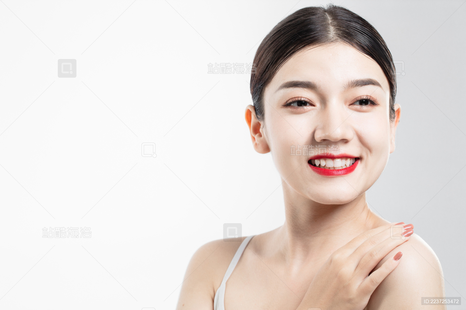 白背景下的中国年轻女性_站酷海洛_正版图片_视频_字体_音乐素材交易平台_站酷旗下品牌