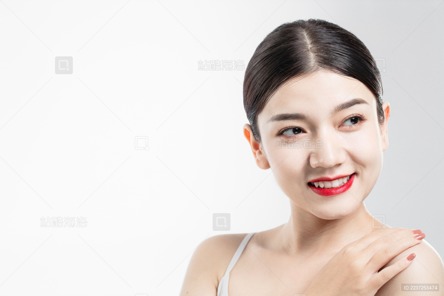 白背景下的中国年轻女性_站酷海洛_正版图片_视频_字体_音乐素材交易平台_站酷旗下品牌