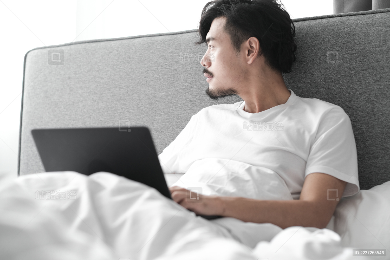 一名年轻男子在卧室里_站酷海洛_正版图片_视频_字体_音乐素材交易平台_站酷旗下品牌