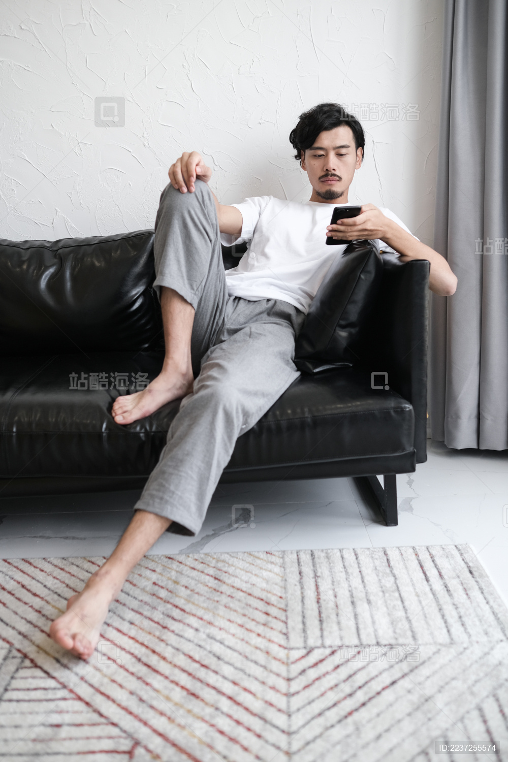 一名年轻的男子在客厅_站酷海洛_正版图片_视频_字体_音乐素材交易平台_站酷旗下品牌