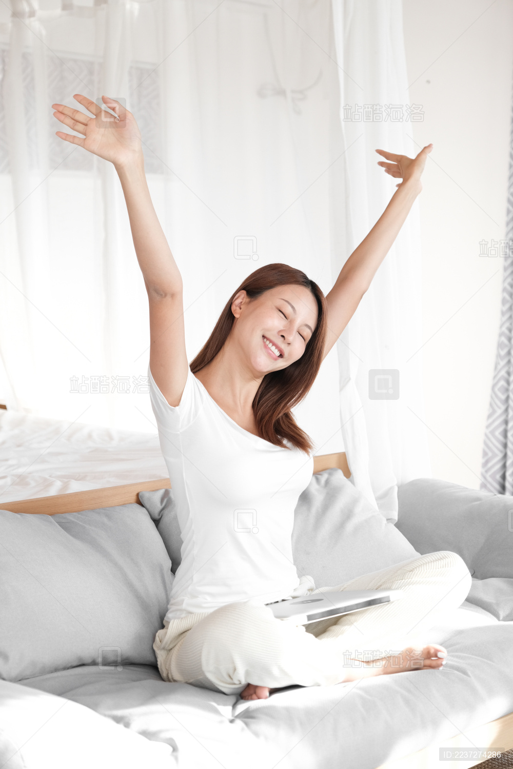 一位年轻的女子在卧室里_站酷海洛_正版图片_视频_字体_音乐素材交易平台_站酷旗下品牌