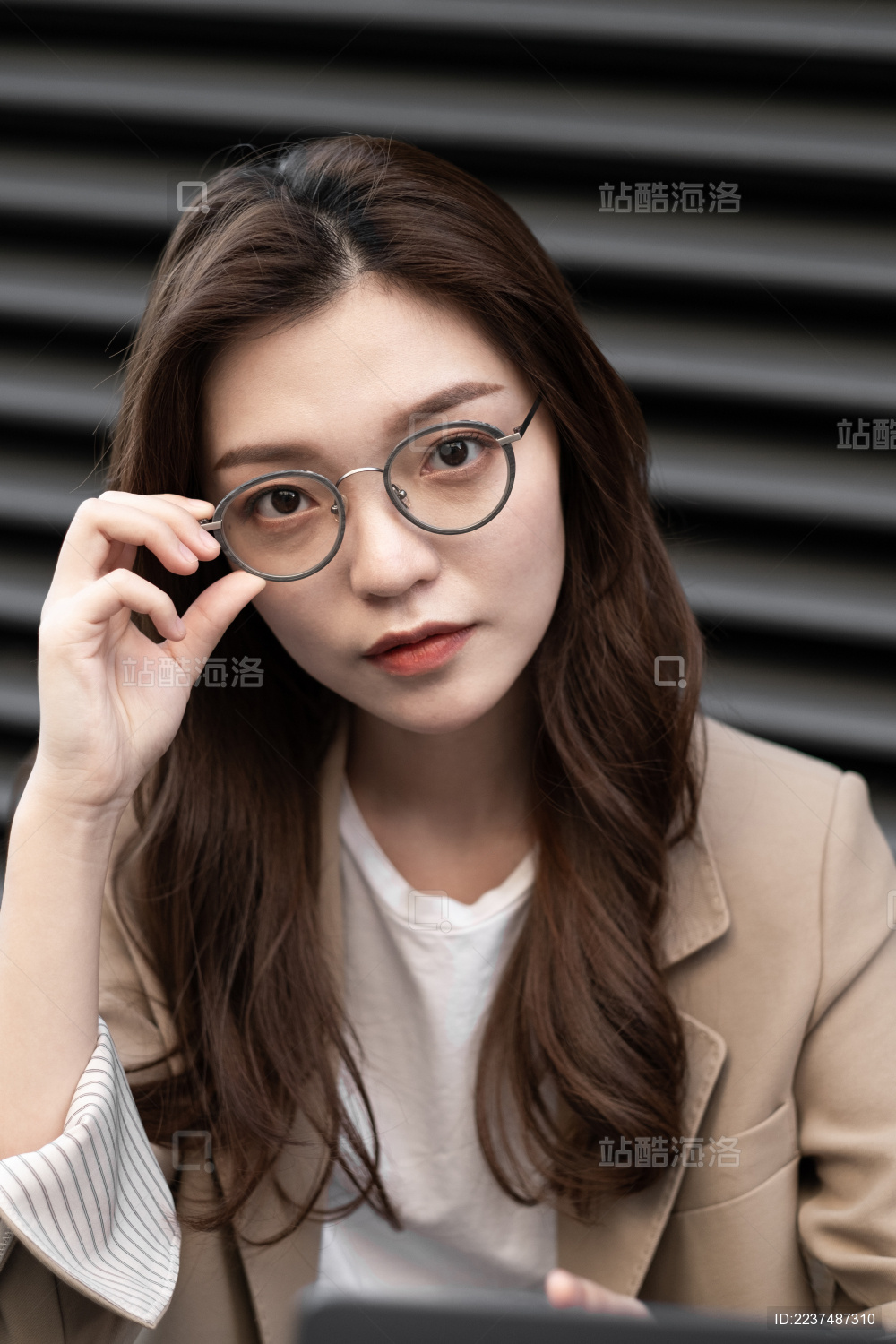 一位年轻的职业女性_站酷海洛_正版图片_视频_字体_音乐素材交易平台_站酷旗下品牌