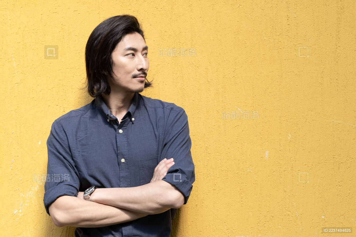 站在黄色背景前的年轻商务男士_站酷海洛_正版图片_视频_字体_音乐素材交易平台_站酷旗下品牌