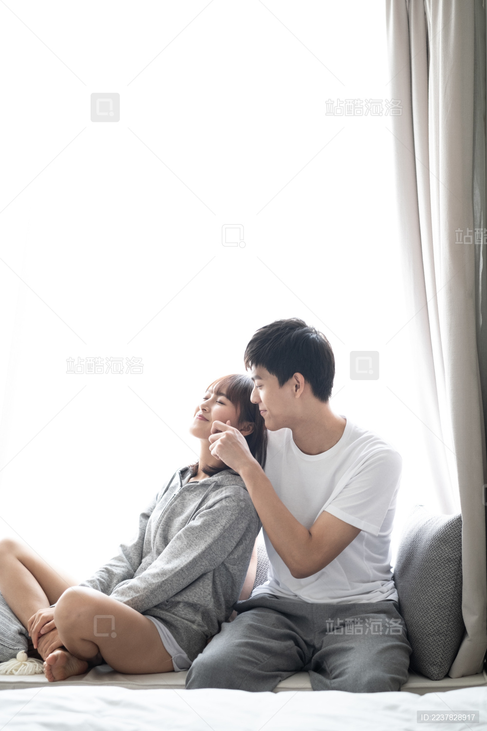 一对年轻的情侣_站酷海洛_正版图片_视频_字体_音乐素材交易平台_站酷旗下品牌