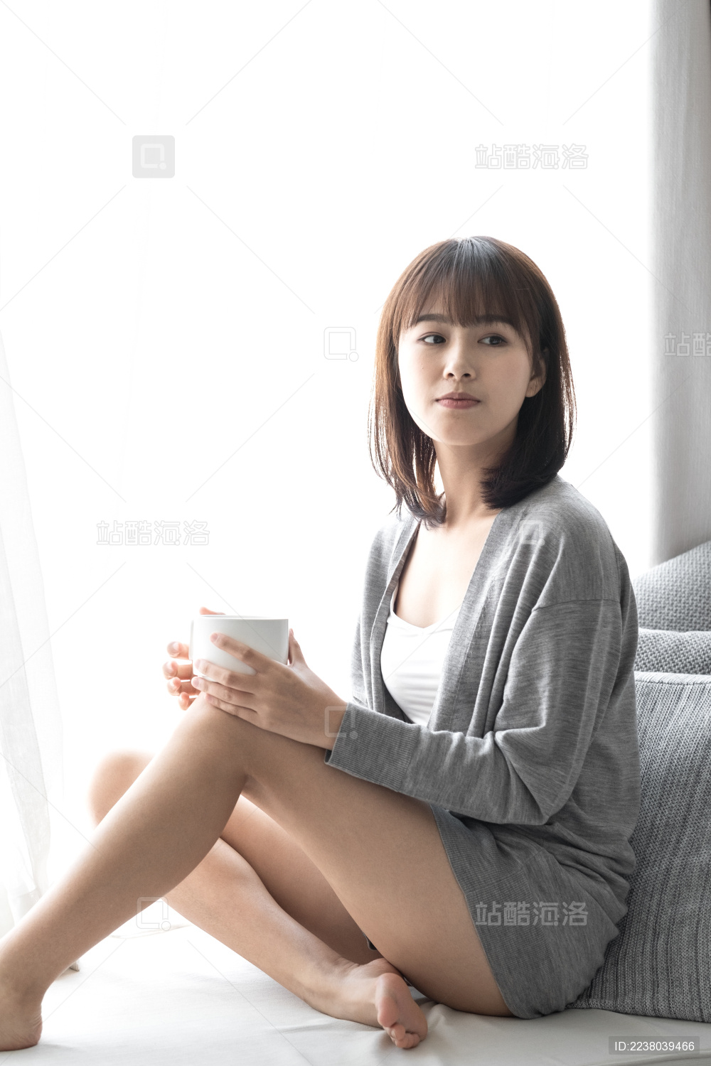 中国年轻女生居家人像_站酷海洛_正版图片_视频_字体_音乐素材交易平台_站酷旗下品牌