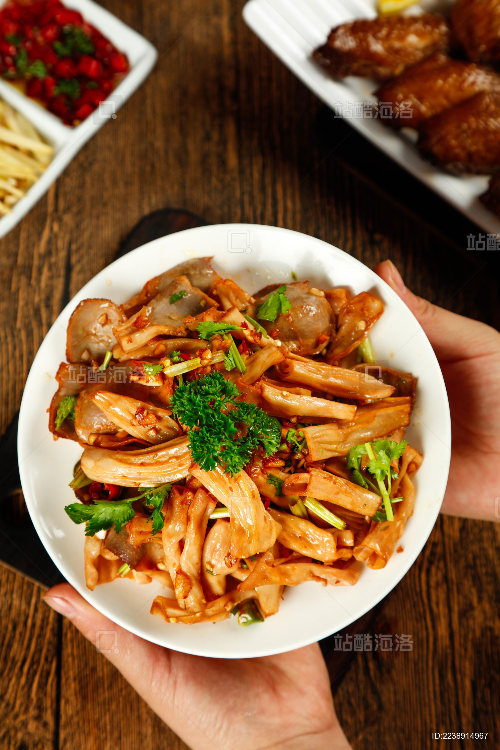 手上端着一盘凉拌鸭食管_站酷海洛_正版图片_视频_字体_音乐素材交易平台_站酷旗下品牌