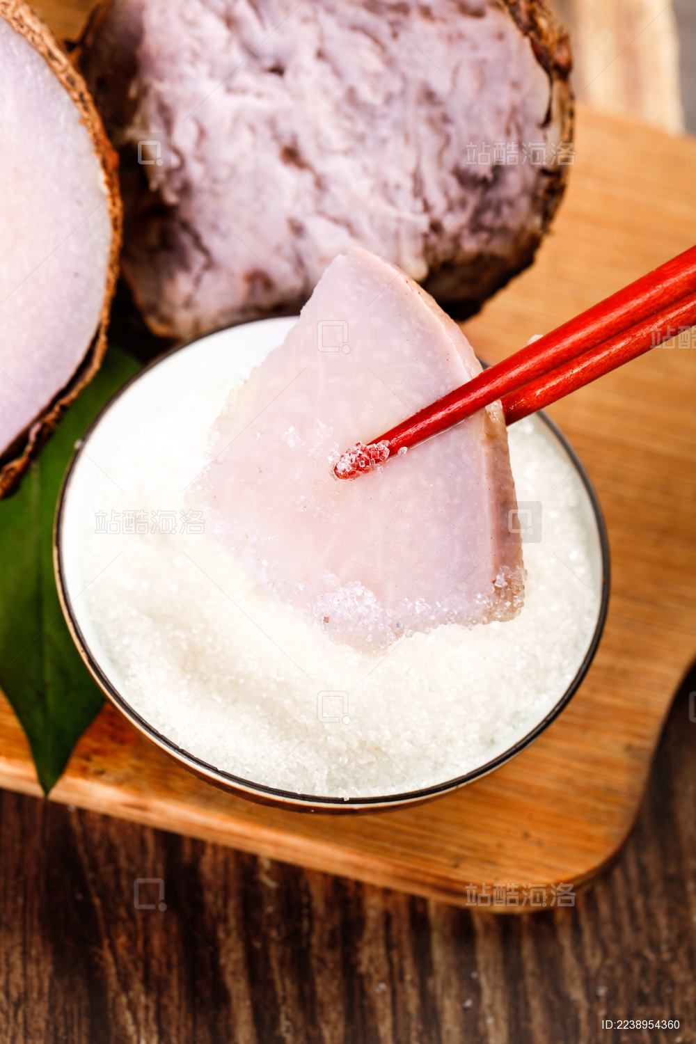 木底上放着一碟白糖和筷子上夹着蘸过糖香芋_站酷海洛_正版图片_视频_字体_音乐素材交易平台_站酷旗下品牌
