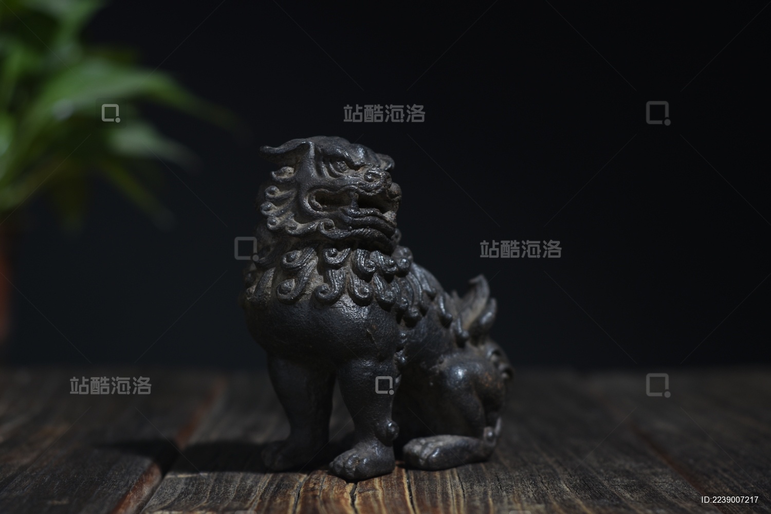 放在桌子上的铁狮子黑背景_站酷海洛_正版图片_视频_字体_音乐素材交易平台_站酷旗下品牌